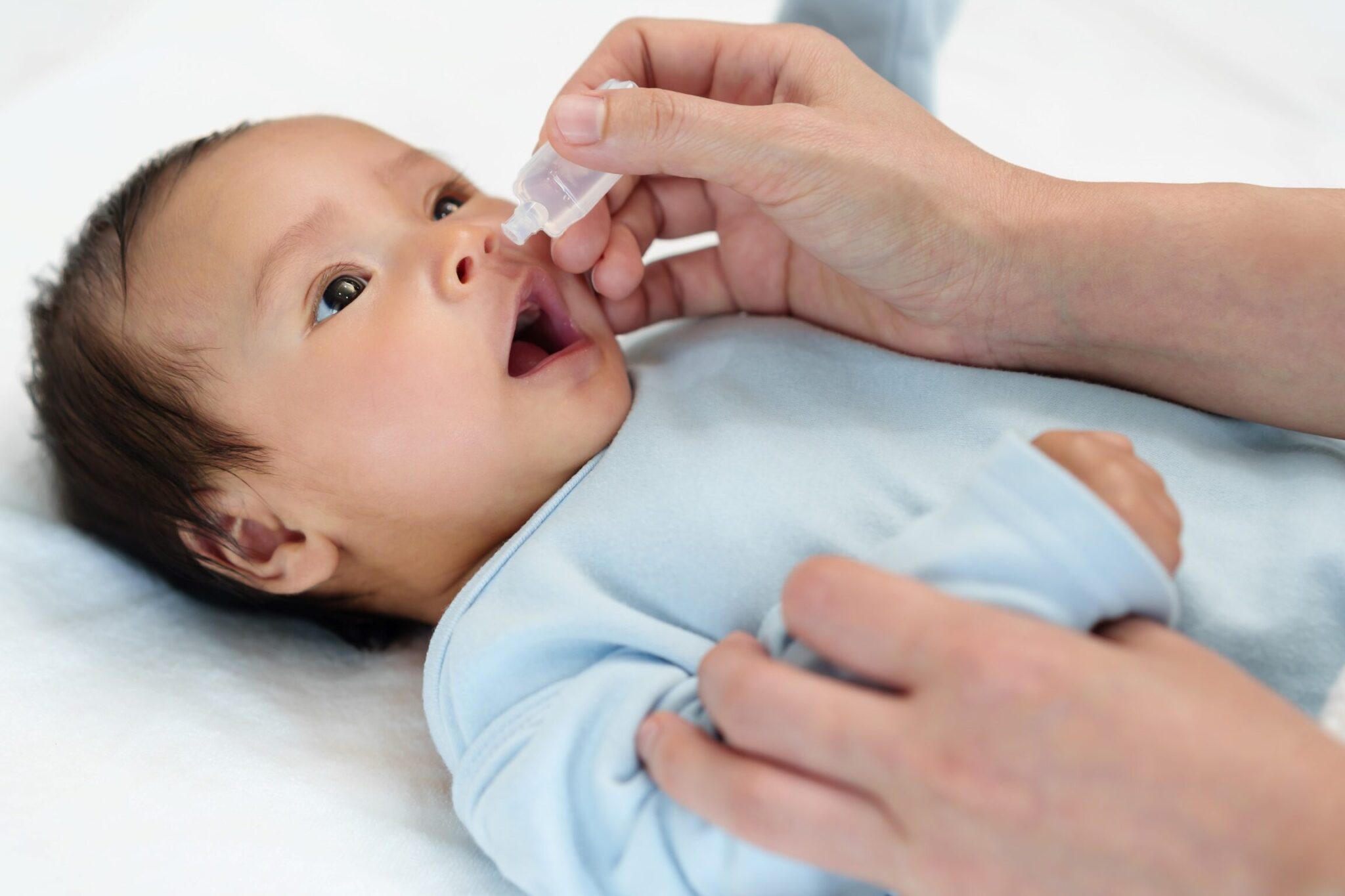 Praktische Anwendung der Kochsalzlösung für die Baby-Nasenpflege